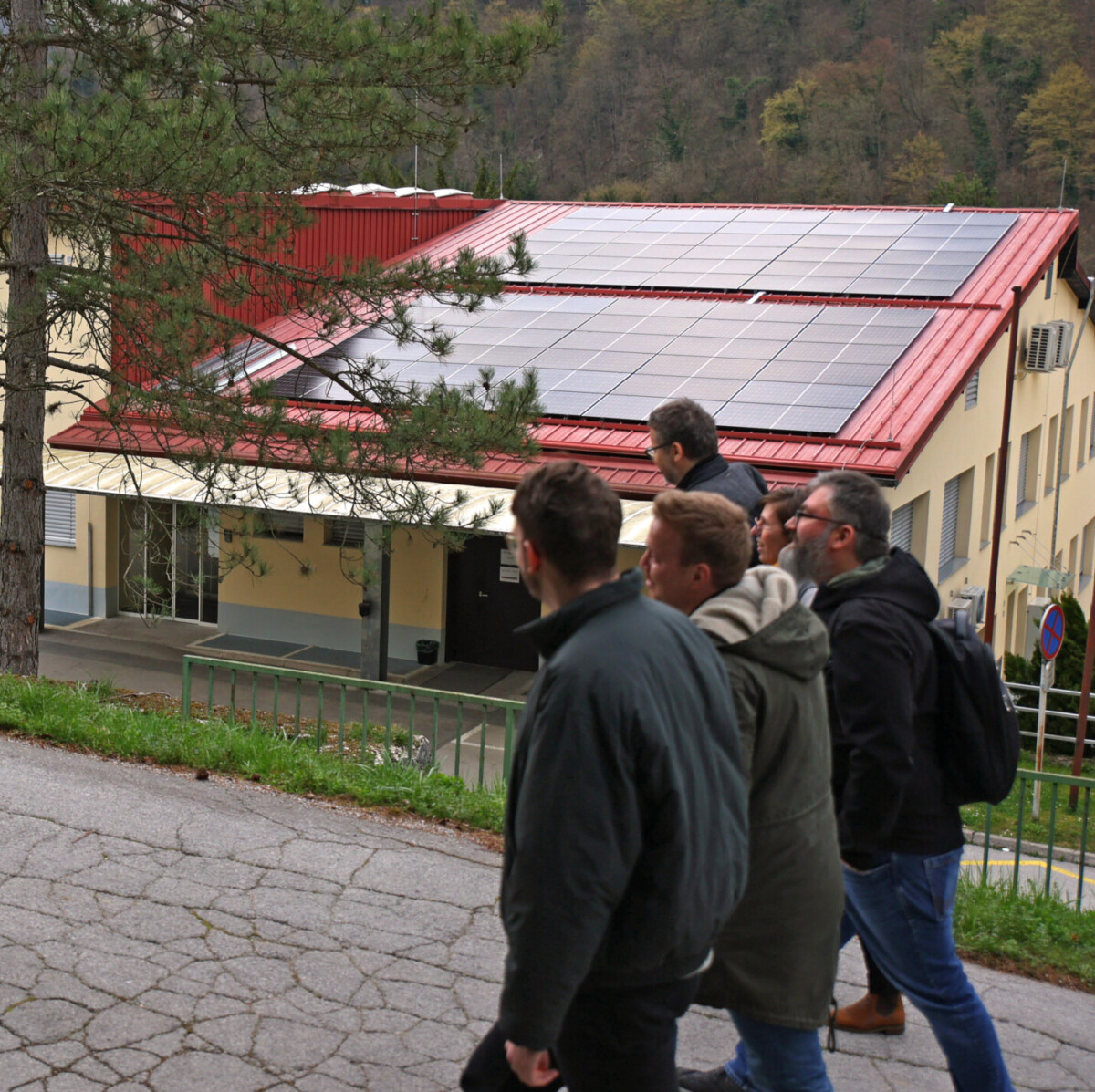 Skupnostna energija - praktični vodič za povrnitev energije v vaše roke ...
